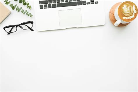 노트북 컴퓨터 라떼 커피 한 잔 및 용품이있는 흰색 미니멀 한 사무실 책상 테이블 복사 공간 평평한 평형 최소한의 스타일이있는 상단보기 공란에 대한 스톡 사진 및 기타