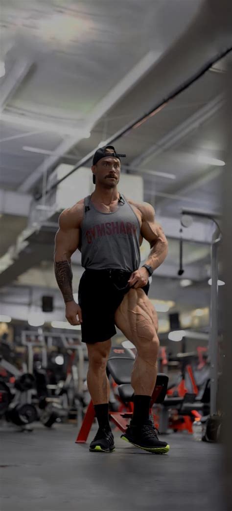 Chris Bumstead Cbum Entrenamiento Fotos Culturismo Masculino Fisicoculturismo