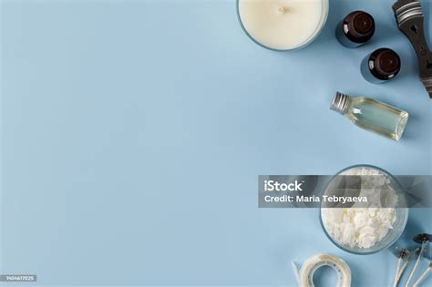 도구 양초 만들기를위한 장비 심지 코코넛 또는 유기농 콩 왁스 향료가 든 항아리 플랫 레이 상단보기 공간을 복사합니다 파란색 배경 양초 만들기에 대한 스톡 사진 및 기타