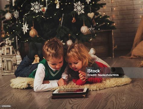 현대 기술 터치 패드에 크리스마스 선물을 선택하는 아이들 가족에 대한 스톡 사진 및 기타 이미지 가족 겨울 나무 Istock