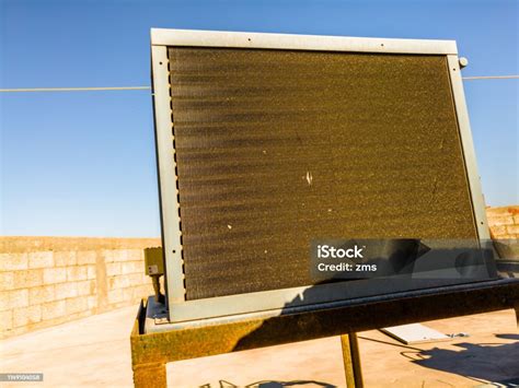 먼지와 더러운 공기 조화 냉각 시스템은 전문 전기 기술자에 의해 청소 되 고 있습니다 건강관리와 의술에 대한 스톡 사진 및 기타