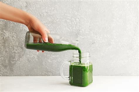 손에 건강한 녹색 스무디를 항아리에 붓습니다 깨끗한 식사 개념 스무디에 대한 스톡 사진 및 기타 이미지 스무디 건강한 식생활 악수 Istock