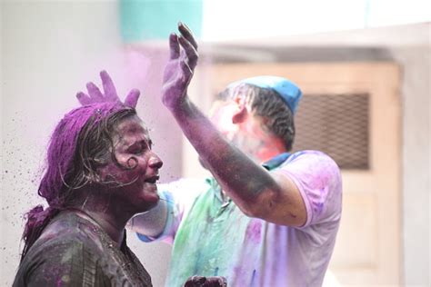 인도의 홀리 축제를 계기로 색채를 함께 연주하는 사람들 가루로 빻은에 대한 스톡 사진 및 기타 이미지 가루로 빻은 가족 공휴일 Istock