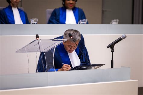 Гаагийн шүүгчээр сонгогдсон Д Эрдэнэбалсүрэн таван улсын шүүгчийн хамт тангаргаа өргөлөө