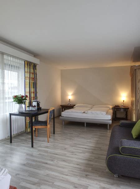 Familienzimmer Mit Balkon Nebengebäude Hotel Alexander