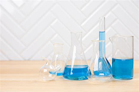 테스트 튜브가 있는 실험실 유리제품 플라스크 드롭퍼 페트리 접시 과학 실험실용 컵 및 실린더 0명에 대한 스톡 사진 및 기타 이미지 Istock