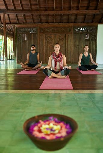 발리 인도네시아의 전통적인 사원에서 함께 명상하는 연꽃 포즈를 취하는 세 명의 다양한 실제 사람들 3 명에 대한 스톡 사진 및 기타 이미지 Istock