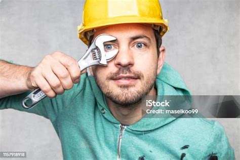 건설 노동자는 영감과 독창성의 원천으로 열쇠를 손에 들고 개념에 대한 스톡 사진 및 기타 이미지 개념 건설업자 건축가 Istock