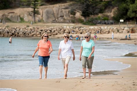 3 수석 성숙한 사랑 스러운 그룹 함께 즐기는 재미 그들의 60에 여성 은퇴 여성의 우정에 휴일에 여자 친구 장난 미소 해변에 산책 하는 행복 60 69세에 대한 스톡 사진