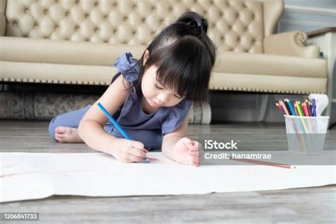 아름다운 아시아 의 소녀 거짓말과 그림 과 색상 연필 에 홈 개발에 대한 스톡 사진 및 기타 이미지 개발 공부 교육