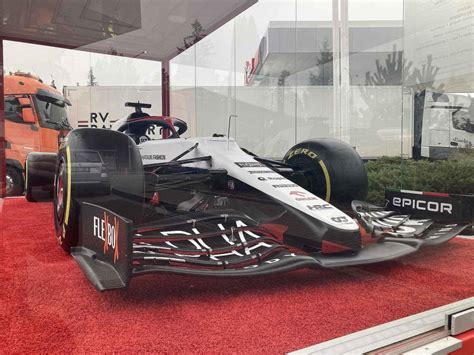 Vůz Formule 1 parkuje na benzince u Brna. Dokonalý stroj budí pozornost ...