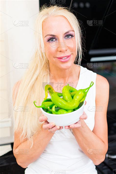 快乐的女人在厨房做饭