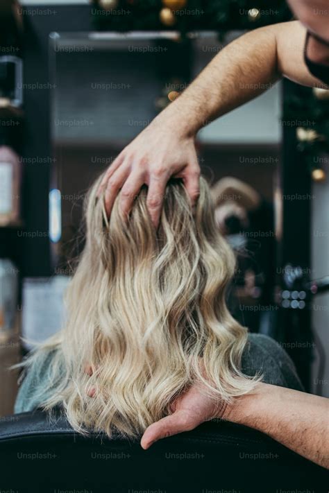 머리를 염색하고 미용실에서 하이라이트를 만든 후 여자의 아름다운 헤어스타일 그녀는 바이러스 전염병으로부터 보호하기 위해 보호용