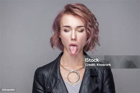 Potret Closeup Lucu Mata Tertutup Gadis Cantik Dengan Gaya Rambut