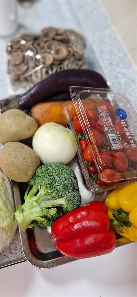 어젯밤 만들어논 건강 다이어트 맛 다 챙길수 있는 마녀스프 손질해서 자르고 재료 투하하면 돼 건강한 맛이 아니라 마싀써 ㅎㅎ 2시간 투자한 보람~ 아침에 출근해서 무그야지 마녀스프