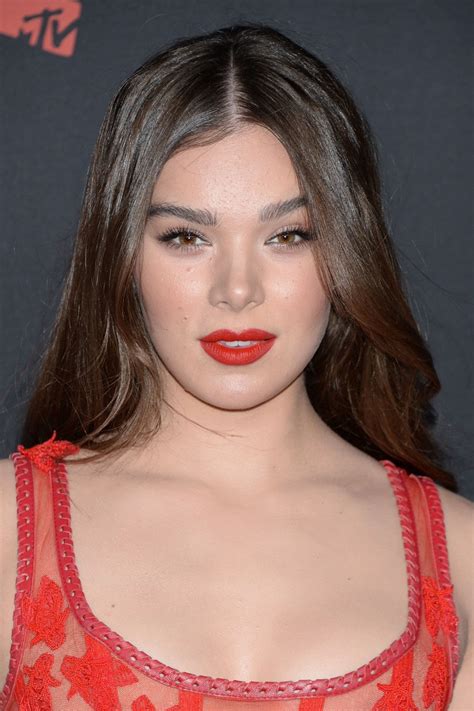 Hailee Steinfeld Dickinson Wiki Fandom