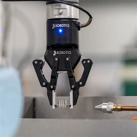 robotiq 3 finger adaptive robot gripper combined with aubo i5