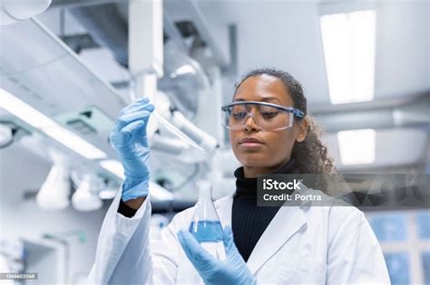 실험실에서 화학 물질을 실험하는 여성 과학자 과학자에 대한 스톡 사진 및 기타 이미지 과학자 실험실 여자 Istock