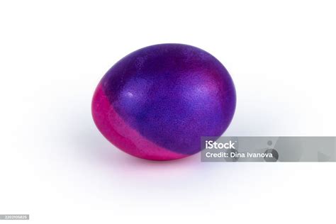 보라색과 분홍색 색조의 독특한 조화를 가진 활기찬 단일 부활절 달걀 흰색 배경에 격리되어 있습니다 색상 대비 창의성 휴일 장식 재생의 상징성 공간 복사 선택적 초점 0명에