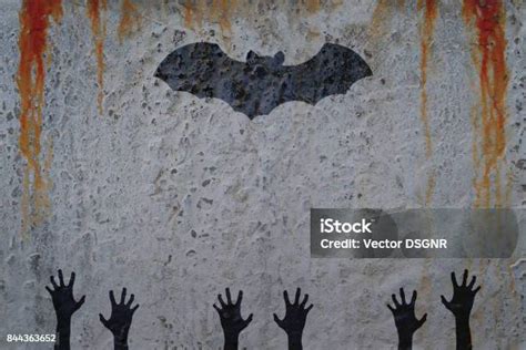 피 묻은 벽 박쥐와 시체 손 실루엣 텍스트에 대 한 공간을 복사 합니다 좀비 포스터 개념 할로윈 인사말 카드 서식 파일 개념에 대한 스톡 사진 및 기타 이미지 Istock