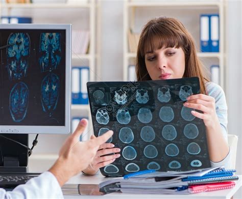 엑스레이 검사를 위해 방사선과를 방문하는 젊은 여성 엑스레이 검사를 위해 방사선과를 방문하는 젊은 여성 Photo 사진 무료 다운로드 Lovepik