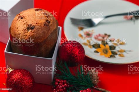 선물 상자에 파네토네와 빨간 테이블과 다양한 크리스마스 장식 위에 있는 흰색 접시의 전망을 닫습니다 0명에 대한 스톡 사진 및 기타 이미지 Istock