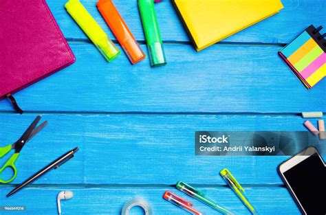 푸른 나무 테이블에 학교 학생의 작업 환경 크리에이 티브 장애 흩어져 펜 및 연필입니다 텍스트 장소 아무도 교육 학 용품의 개념입니다 책과 노트북입니다 가방에 대한 스톡