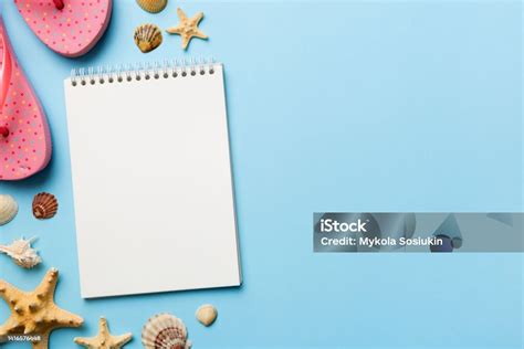 배경에 여름 해변 액세서리가있는 빈 글쓰기 책 복사 공간 복사 공간이있는 플랫 레이 봄에 대한 스톡 사진 및 기타 이미지 봄
