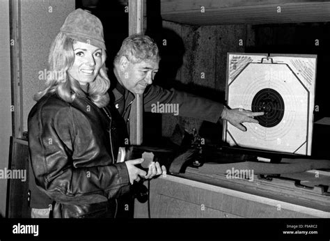 Deutsche Schauspielerin Ini Assmann Auf Dem Schießstand Deutschland