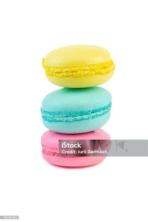 달콤한 아몬드 다채로운 마카롱 또는 마 카 롱 디저트 케이크 흰색 배경에 고립 프랑스 달콤한 쿠키입니다 최소한의 음식 빵집
