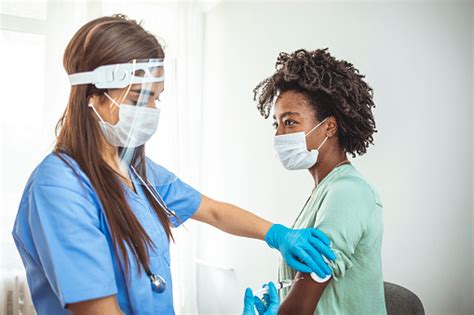 코로나 바이러스에 대 한 항 체를 만들기 위해 주사를 주는 의사 20 24세에 대한 스톡 사진 및 기타 이미지 20 24세 25 29세 35 39세 Istock