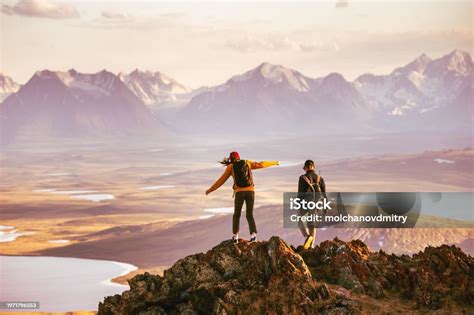 Молодая Пара Стоит На Вершине Горы С Прекрасным Видом — стоковые фотографии и другие картинки