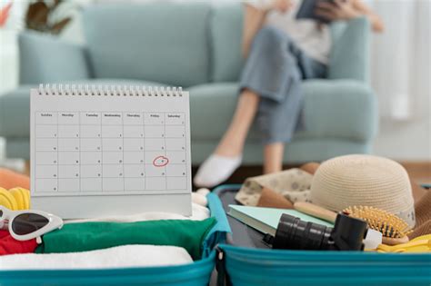 여행을 위한 휴일 달력 여행자 여행 가방 여행 국가를 선택하십시오 아시아 청녀들은 옷과 개인 소지품을 준비합니다 여행 여행 라이프 스타일 전에 짐을 싸십시오 가방에 대한