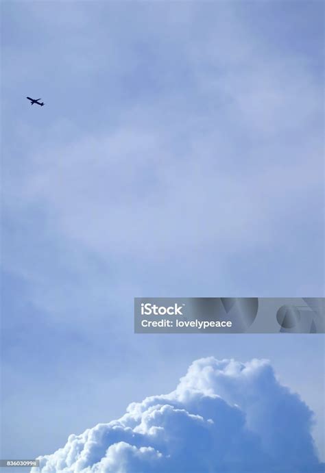 아래에 적 운 구름과 밝은 파란색 흐린 하늘에 비행 비행기의 실루엣 0명에 대한 스톡 사진 및 기타 이미지 0명 경관 구름 Istock