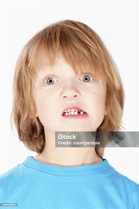 남자아이 금발 머리 여자의 클로즈업 인물사진 표시중 그릐 미싱 우유관 이 건강관리와 의술에 대한 스톡 사진 및 기타 이미지 건강관리와 의술 동유럽 문화 동유럽 후예