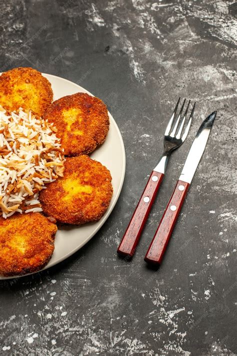 어두운 책상 접시 식사 사진 고기에 밥과 함께 상위 뷰 맛있는 튀긴 커틀릿 무료 사진