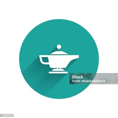 긴 그림자로 격리 된 흰색 매직 램프 또는 알라딘 램프 아이콘 소원을 위한 영적 등불 녹색 원 버튼입니다 벡터 일러스트레이션 개념에 대한 스톡 벡터 아트 및 기타 이미지