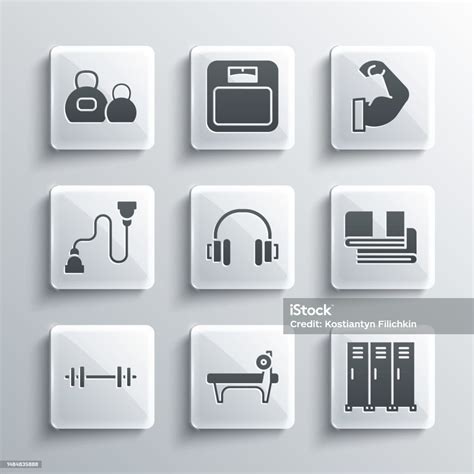 바벨 사물함 또는 탈의실 수건 더미 헤드폰 바벨 가슴 확장기 케틀벨 및 보디빌더 근육 아이콘이 있는 벤치를 설정합니다 벡터 가정의 방에 대한 스톡 벡터 아트 및 기타 이미지