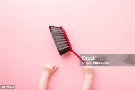 밝은 분홍색 바닥 배경에 빨간 빗자루를 들고 아기 손 파스텔 색상 보육원에서 정기적인 청소 근접 촬영 관점 샷 하향 보기 빗자루에 대한 스톡 사진 및 기타 이미지 Istock
