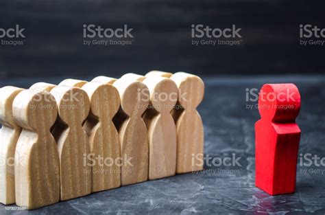 사람들의 숫자는 나무입니다 비즈니스 팀의 보스는 목표에 운동 방향을 나타냅니다 군중 지도자를 다음과 같다 리더십 및 팀 관리의 개념입니다 팀웍입니다 개념에 대한 스톡 사진