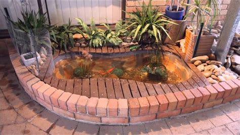 Model Kolam Ikan Sederhana Dengan Ornamen Bata Ekspose