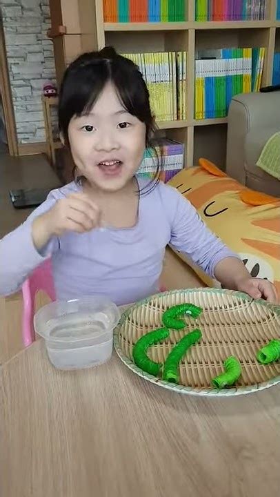 물먹고 커지는 애벌레 Youtube