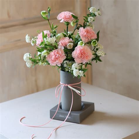 강남꽃집 대치동꽃집 선릉꽃집 소호앤노호 대치 ꕤ 🌸2025 소호앤노호 대치점 어버이날 상품🌸 심플한 롱그레이화기에 어렌지한 러블리한 핑크톤의 카네이션 센터피스 상품입니다