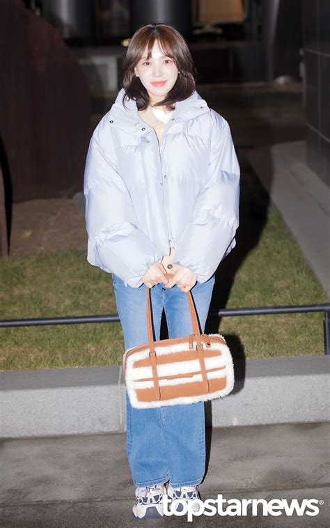 레드벨벳 웬디 ‘어깨까지 내려오는 러블리 헤어스타일 웬디의 영스트리트 출근길 [hd포토]