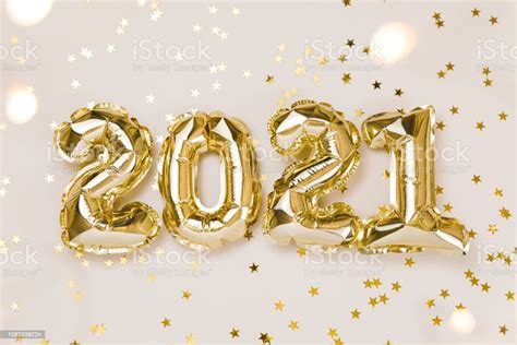 새해 복 많은 2021 축하 골드 호일 풍선 숫자 2021 베이지색과 세트 세일 쉬파뉴 배경에 파티 장식과 색종이 별 플랫 레이 크리스마스 창조적 인 개념 2021년에 대한