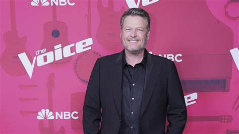 Blake Shelton Slammed By Fans Over Embarrassing New Year S Eve Performance Daily Mail Online