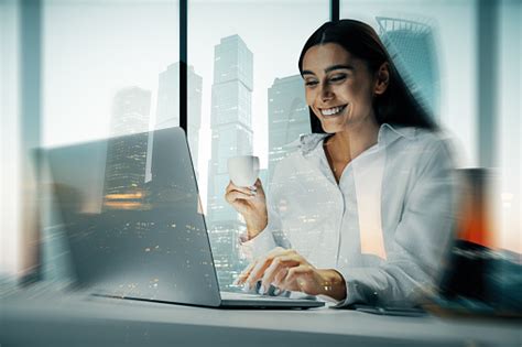 행복 한 젊은 유럽 사업가 실루엣 추상 흐릿한 도시 배경에 노트북과 함께 책상에 앉아있다 성공 직장 Ceo 및 미래 개념 이중 노출 개념에 대한 스톡 사진 및 기타 이미지