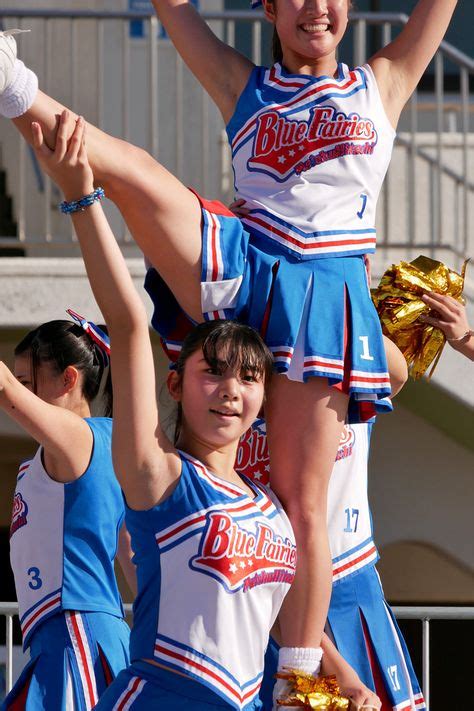 チアリーダーの写真ハイキック
