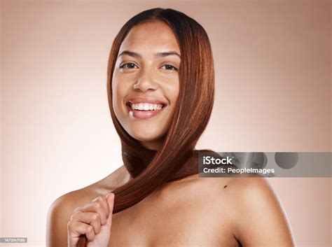 헤어 케어 뷰티 살롱 화장품은 고급스러운 케라틴 치료를 위해 스튜디오 배경에 있는 여성의 초상화입니다 건강한 성장을 위해 미용사 스파 및 웰빙 모형을 위해 포즈를 취하는