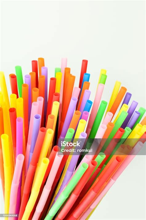 흰색 배경에 여러 가지 빛깔의 칵테일 빨대 다채로운 액세서리와 칵테일 과 음료 파티를위한 장식 0명에 대한 스톡 사진 및 기타 이미지 Istock